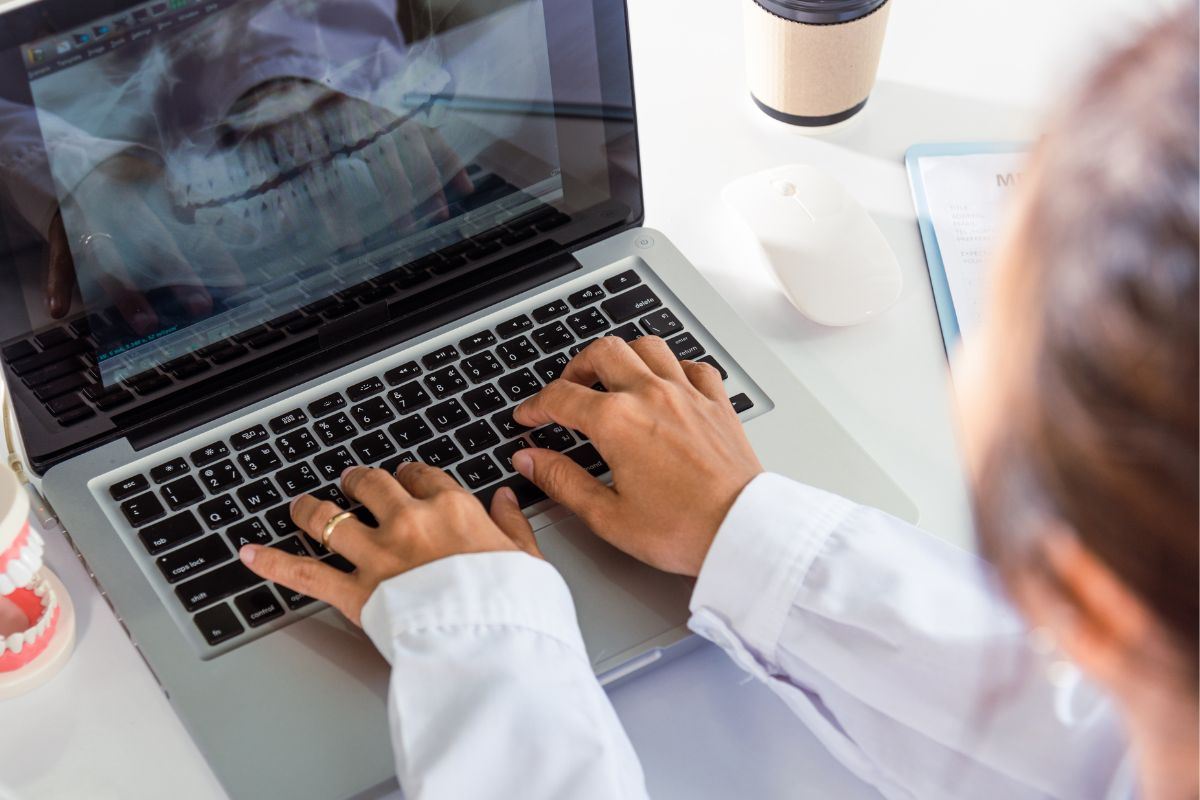 Bildebehandling med implantater på tannklinikk